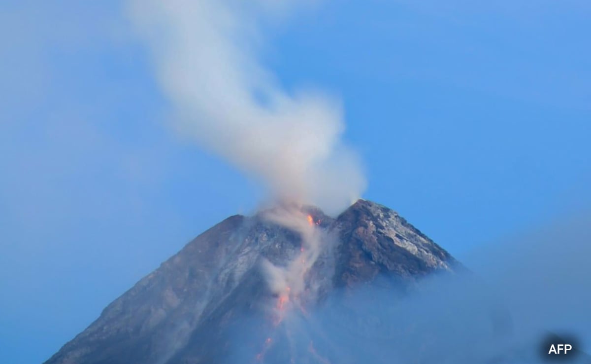 Philippines on High Alert as Mount Mayon Volcano Erupts, Thousands ...