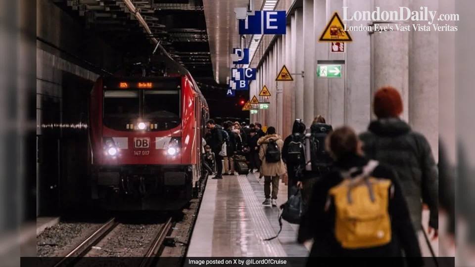 Axe Attack on Paris Suburban Train Injures Four Teens - London Daily