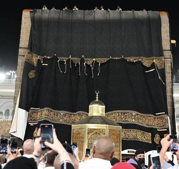 Holy Kaaba Adorned with New Kiswa in Traditional Ceremony - Saudi Press
