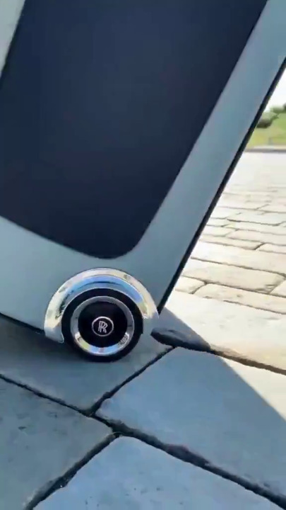 WELCOME TO 2035: ROLLS-ROYCE UNVEILS ITS FLOATING PALACE ON WHEELS ...