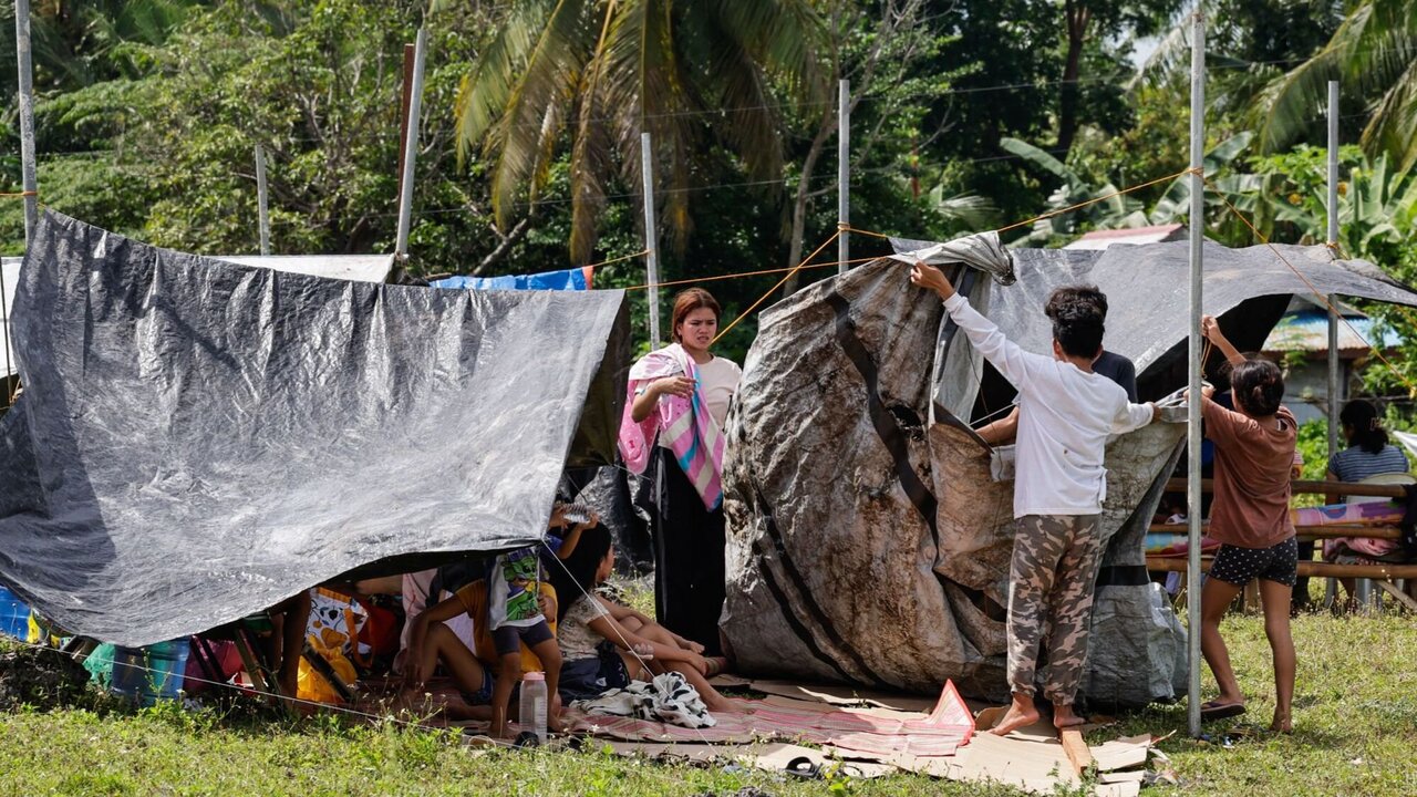 Philippines Earthquake Survivors Sleep Outdoors Amid Rising Death Toll ...